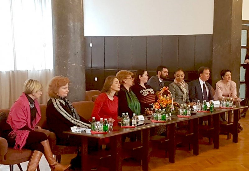 Commissioner and Ambassadors with Lucani women • The Commissioner for ...